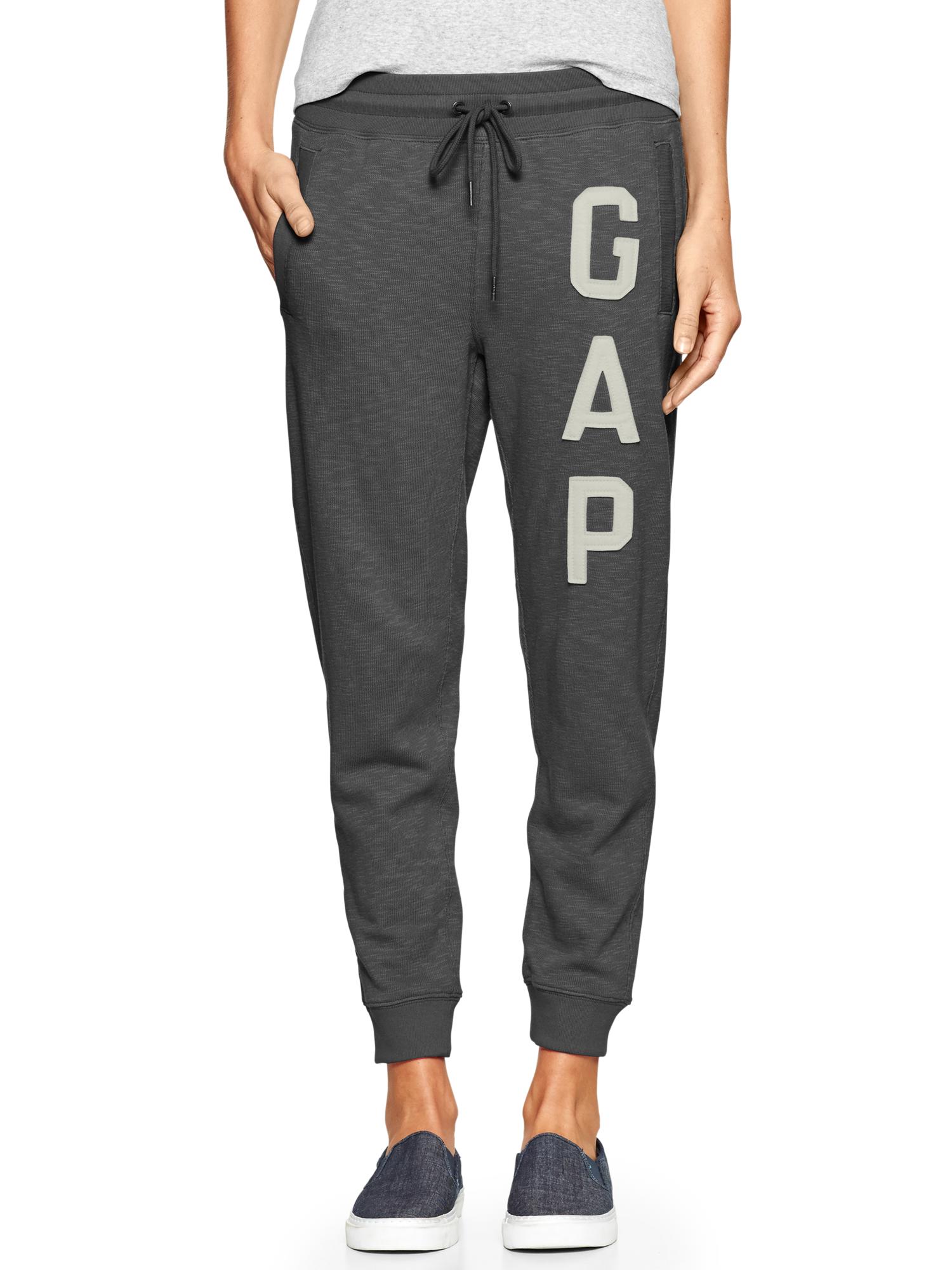 Logo crop sweats | Gap