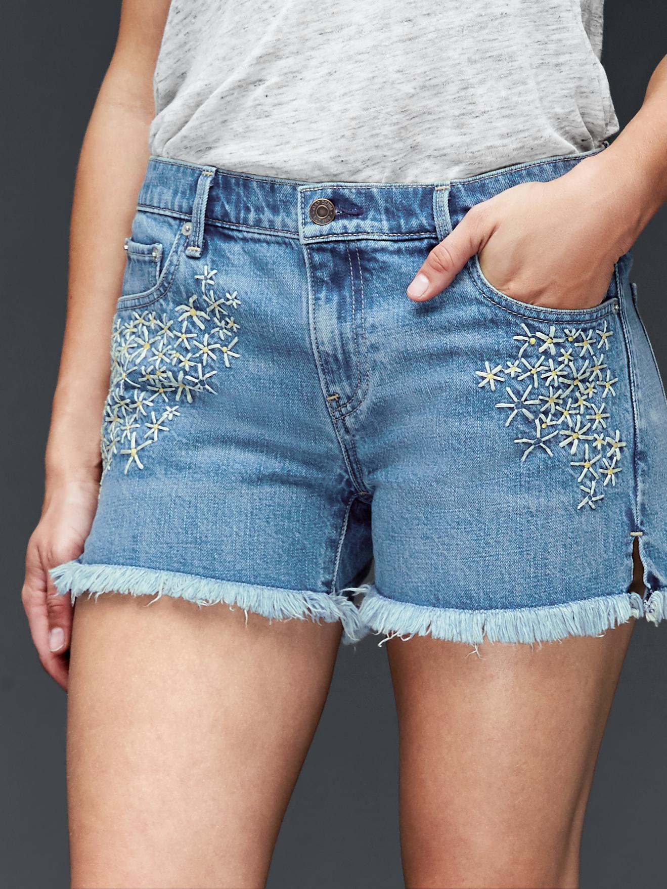 AUTHENTIC 1969 best girlfriend embroidered daisy shorts | Gap