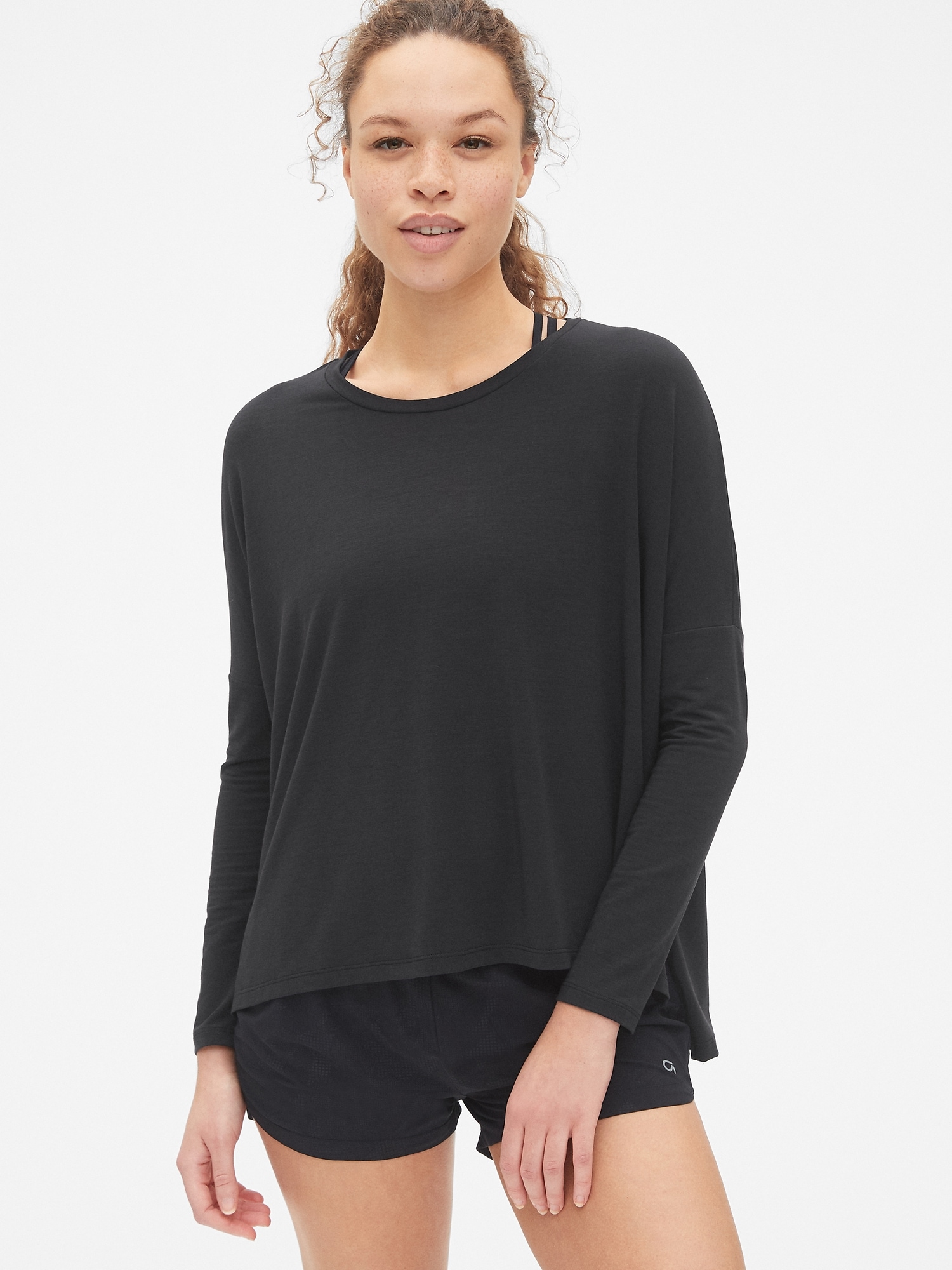 GapFit Breathe Long Sleeve Step-Hem T-Shirt | Gap