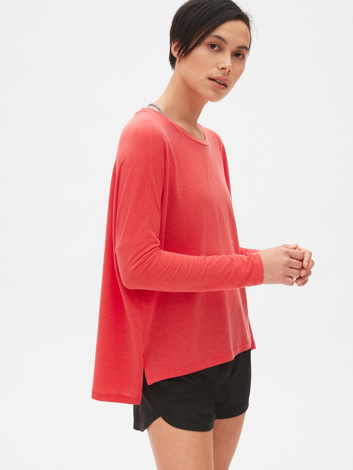 GapFit Breathe Long Sleeve Step-Hem T-Shirt | Gap