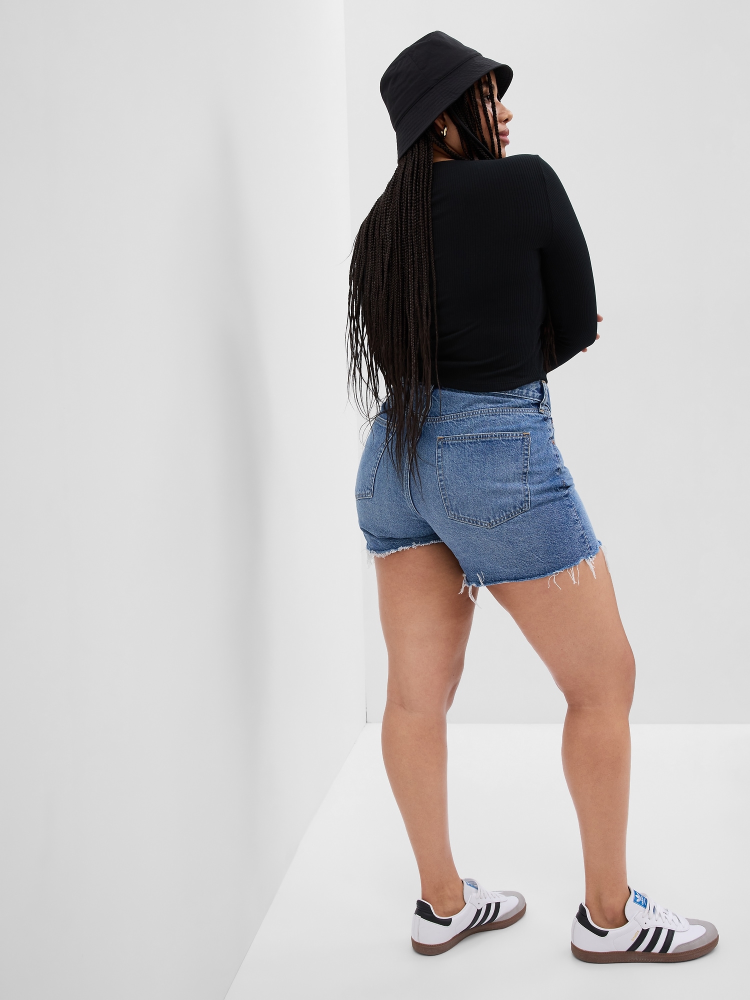 4 Low Rise Stride Denim Shorts With Washwell Gap